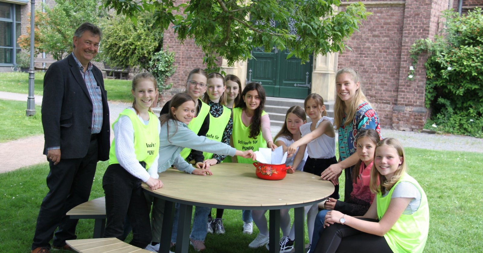 Sponsorenlauf der Klassen 5 für ein Herz für Pundo